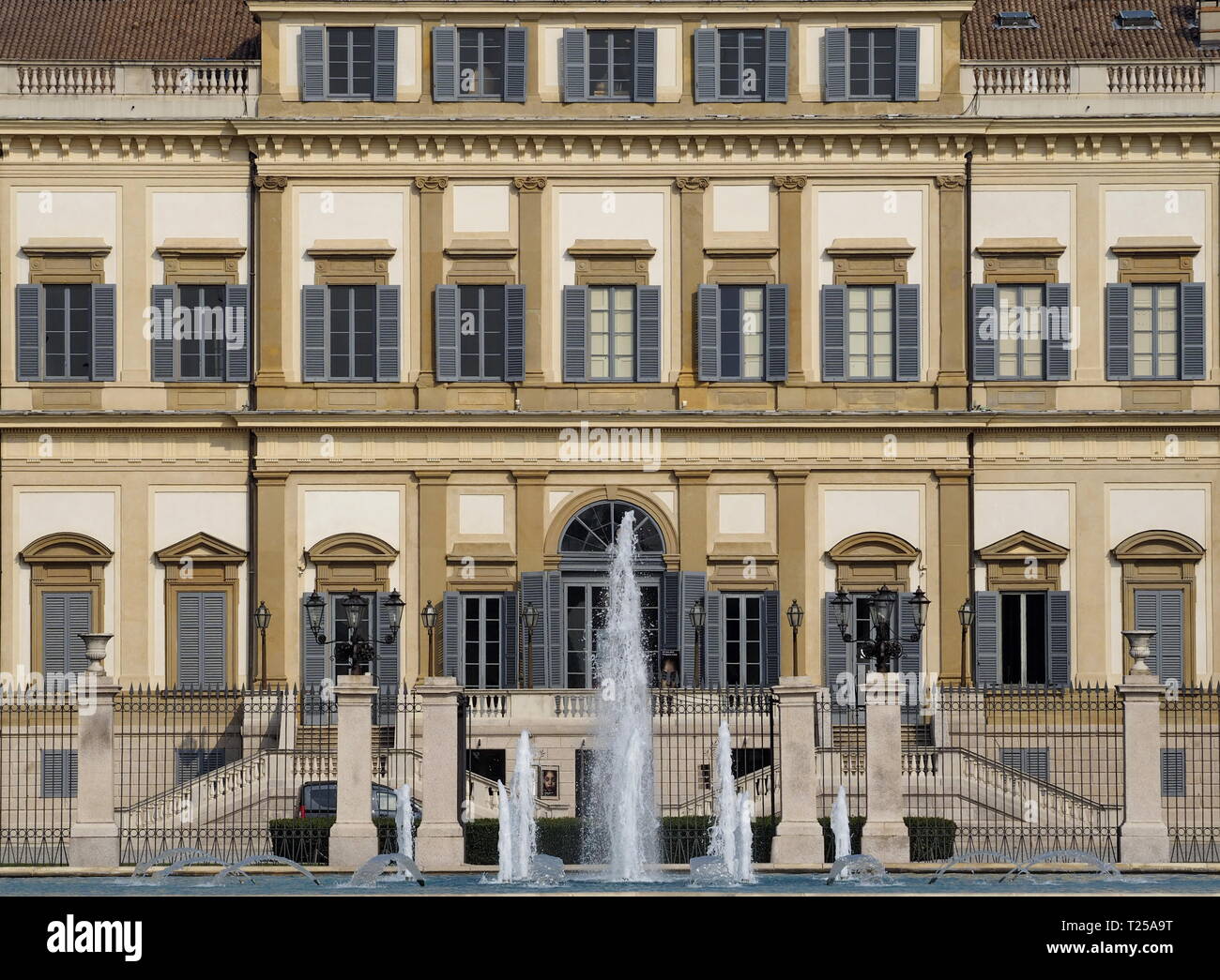 Royal villa gardens hi-res stock photography and images - Alamy