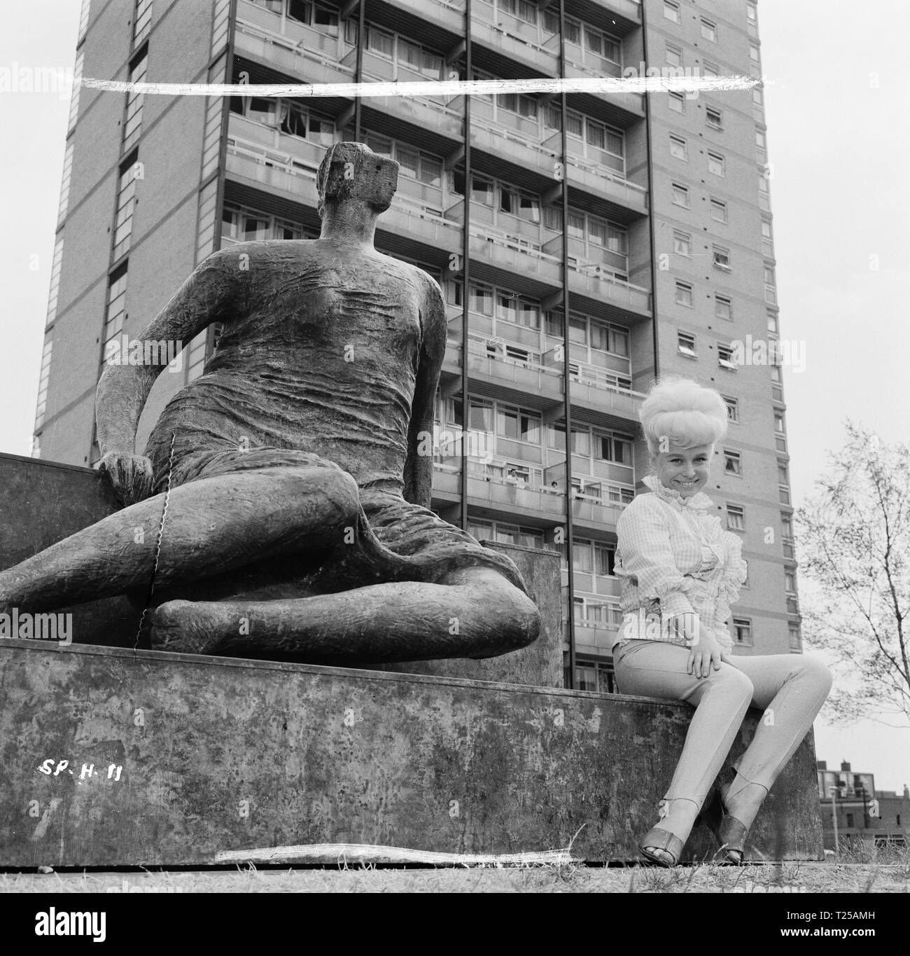 Sparrows Can't Sing (1962) Barbara Windsor, Date: 1962 Stock Photo - Alamy