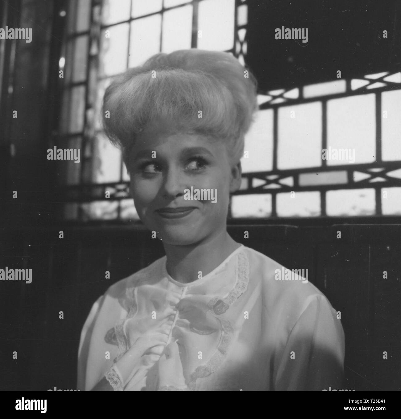 Sparrows Can't Sing (1962) Barbara Windsor, Date: 1962 Stock Photo - Alamy