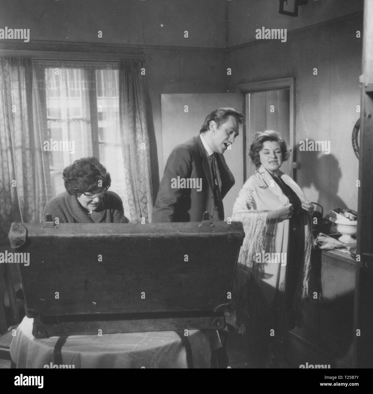 Sparrows Can't Sing (1962) James Booth, Avis Bunnage, Date: 1962 Stock ...