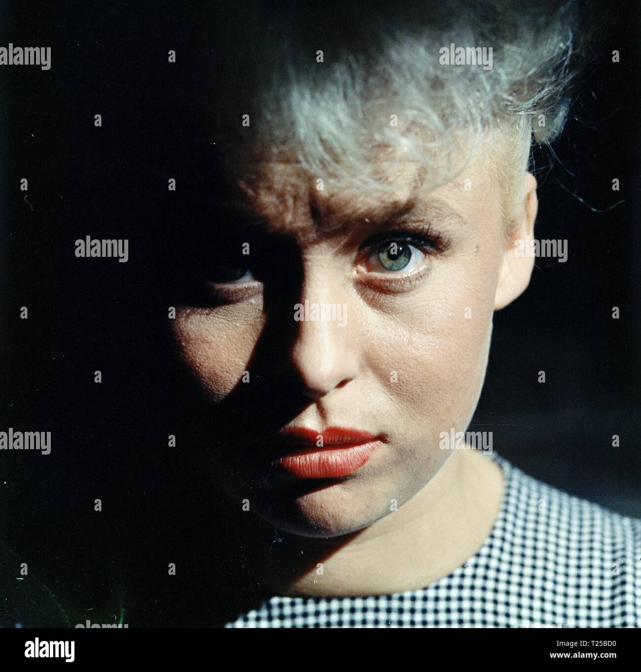 1962 barbara windsor hi-res stock photography and images - Alamy