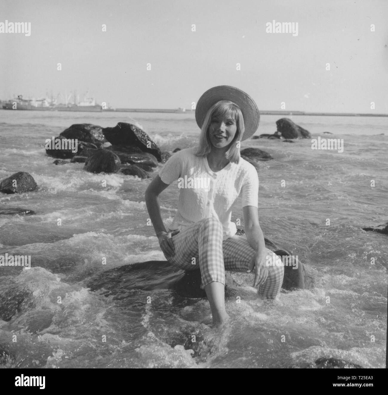 Susan hampshire wonderful life hi-res stock photography and images - Alamy