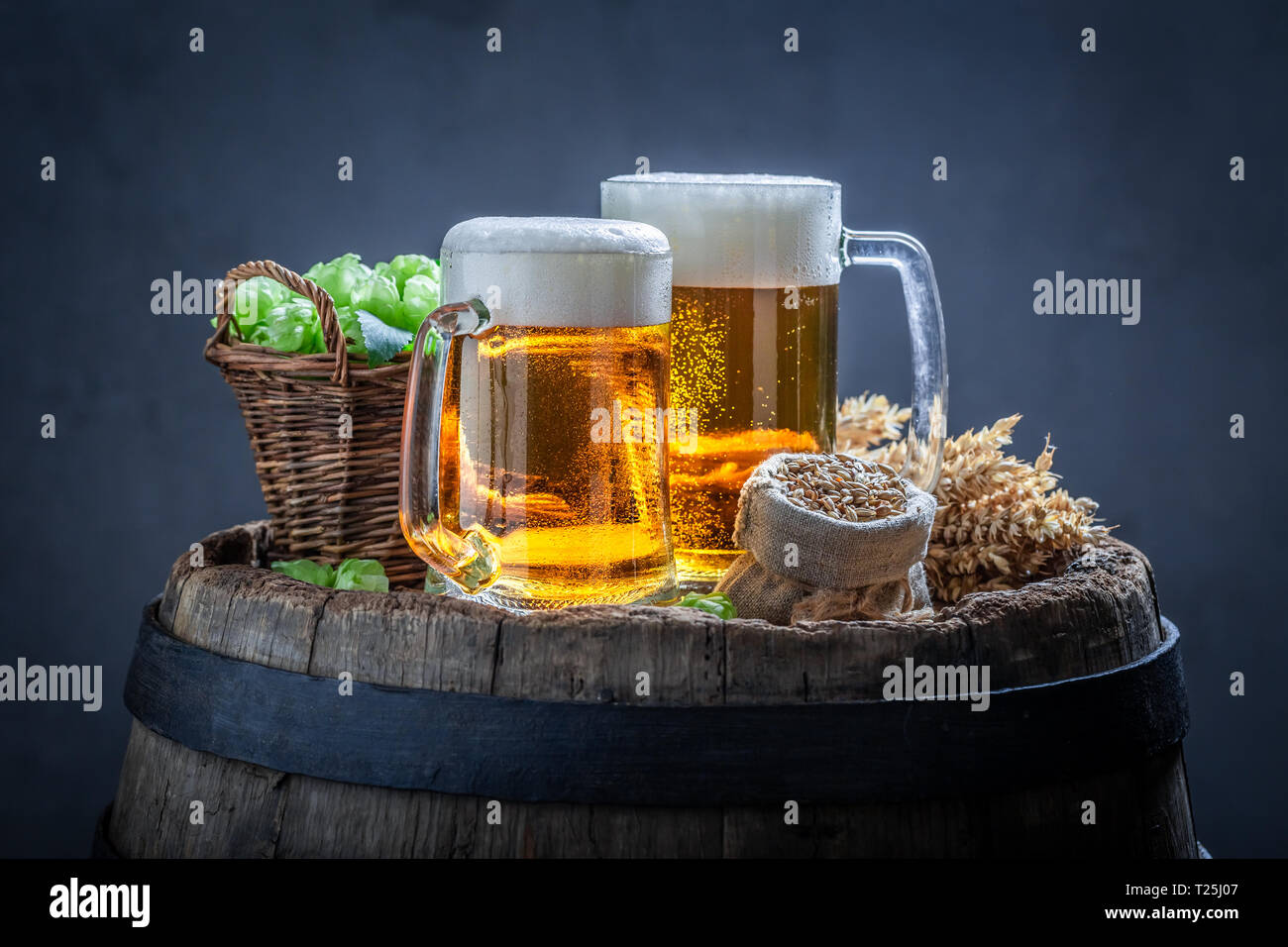 Two beers brewing hi-res stock photography and images - Alamy