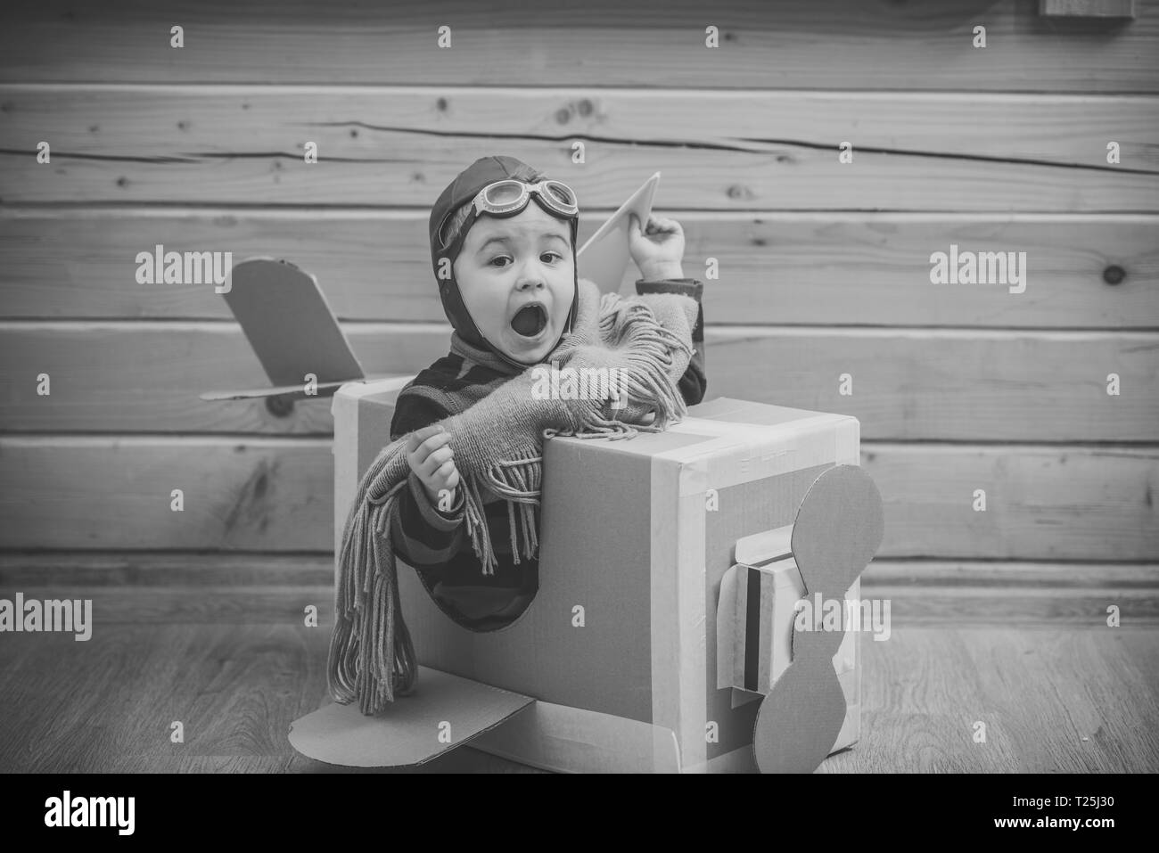 Boy wearing old-fashioned aviator hat Stock Photo - Alamy