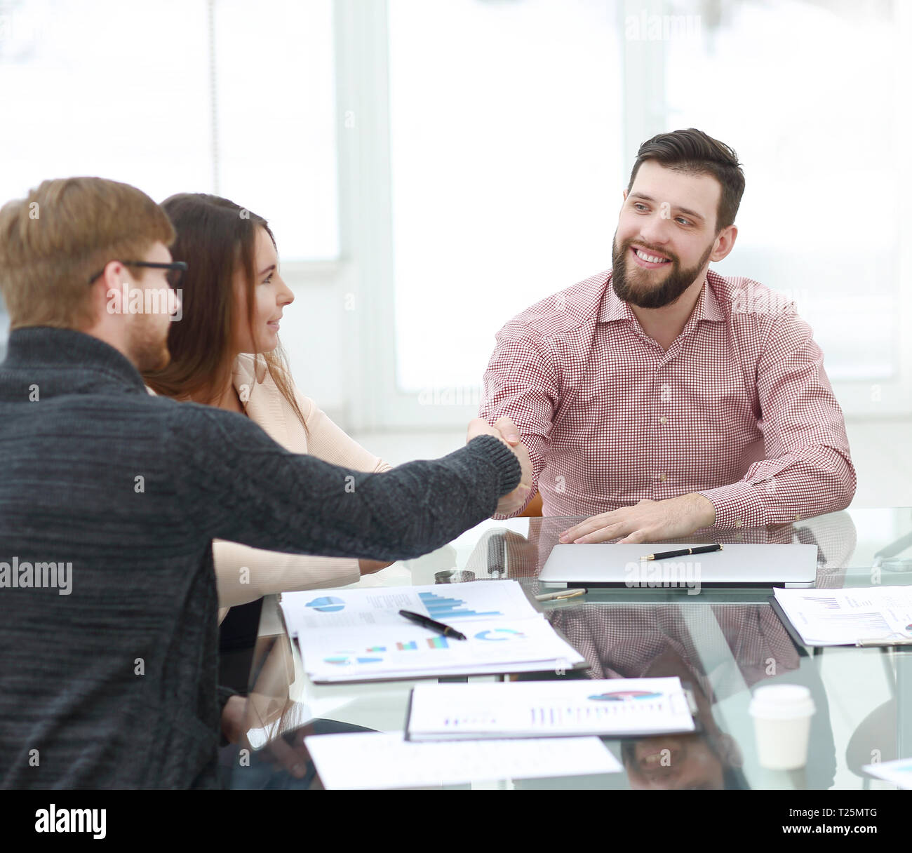 Shakinghands hi-res stock photography and images - Alamy
