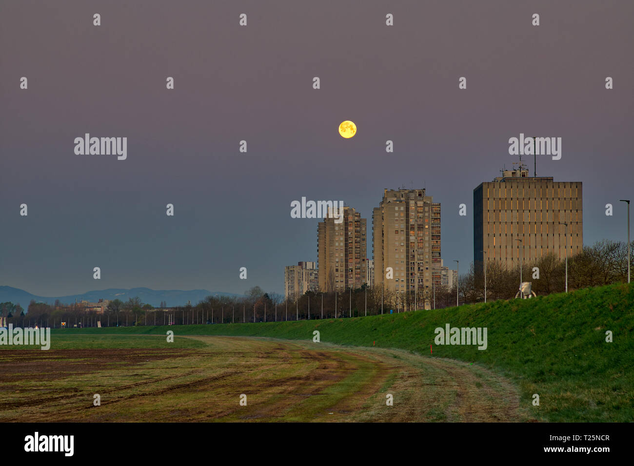 Moon behind buildings hi-res stock photography and images - Alamy
