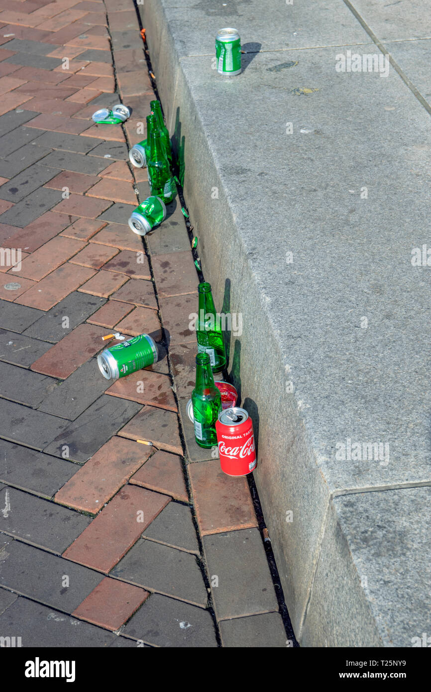 Heineken beer bottles hi-res stock photography and images - Alamy