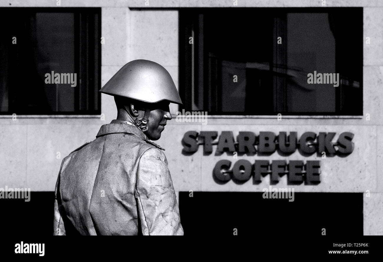 Ddr guard soldier hi-res stock photography and images - Alamy