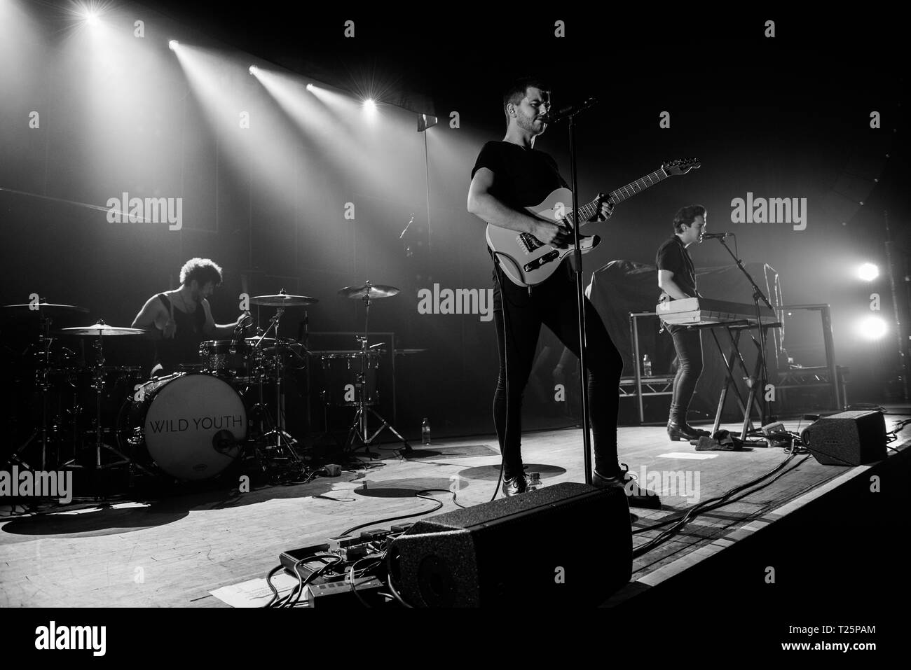 Pop star celebrity band group blue hi-res stock photography and images ...