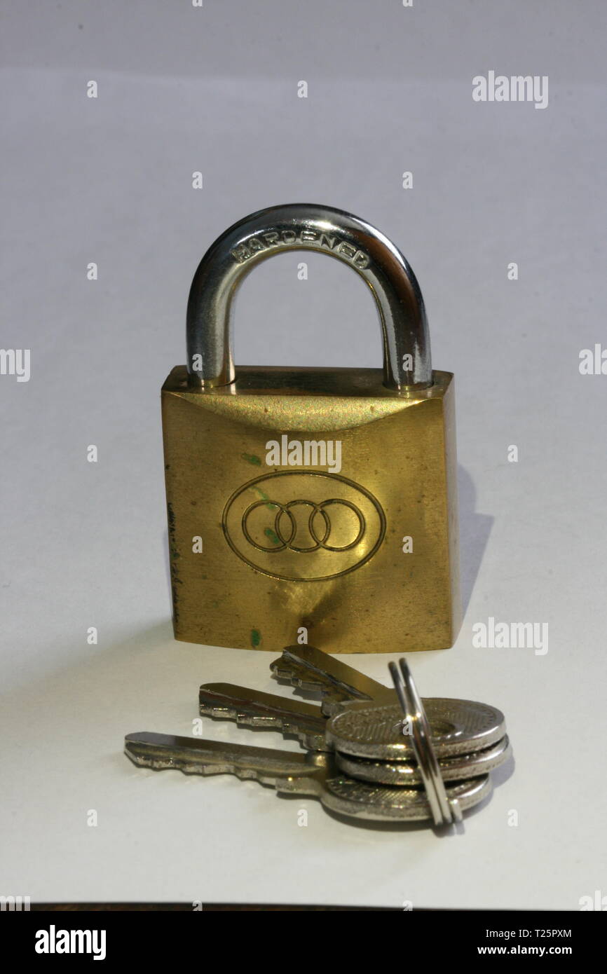 Interlocking padlocks hi-res stock photography and images - Alamy