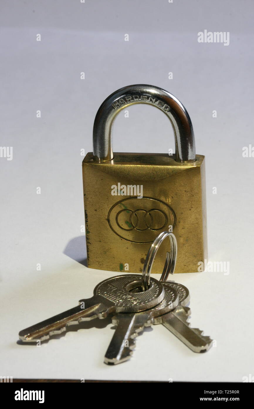 Interlocking padlocks hi-res stock photography and images - Alamy
