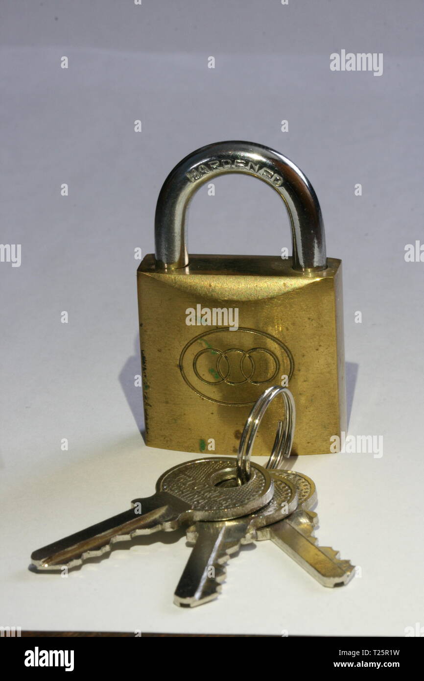 Interlocking padlocks hi-res stock photography and images - Alamy
