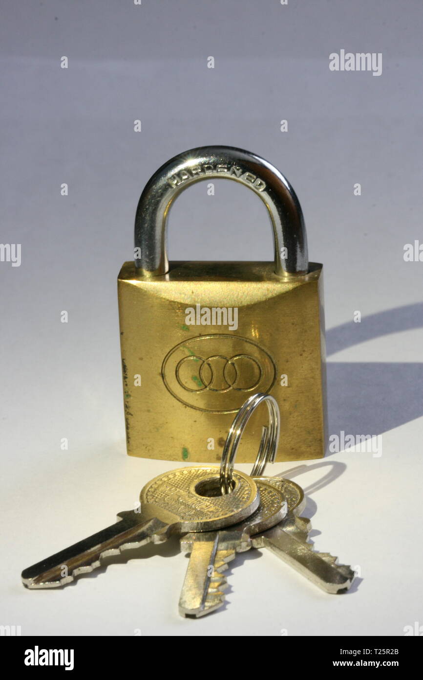 Padlock open hi-res stock photography and images - Alamy