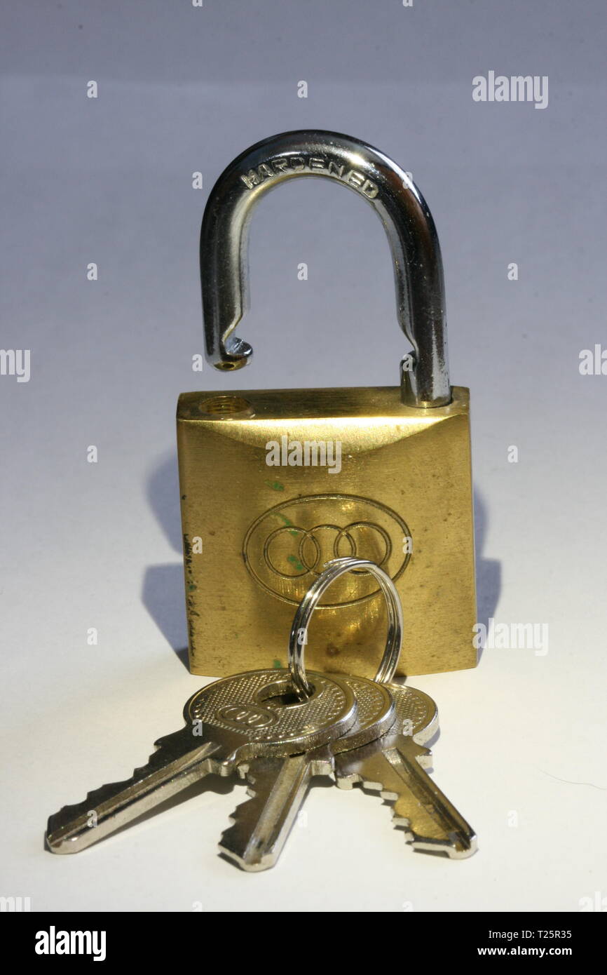 Interlocking padlocks hi-res stock photography and images - Alamy