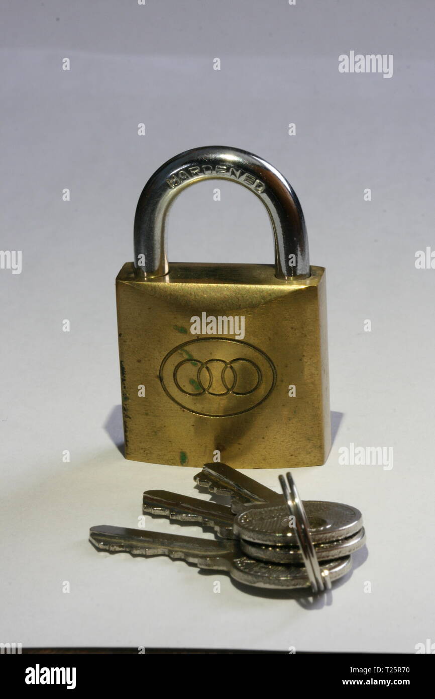 Interlocking padlocks hi-res stock photography and images - Alamy