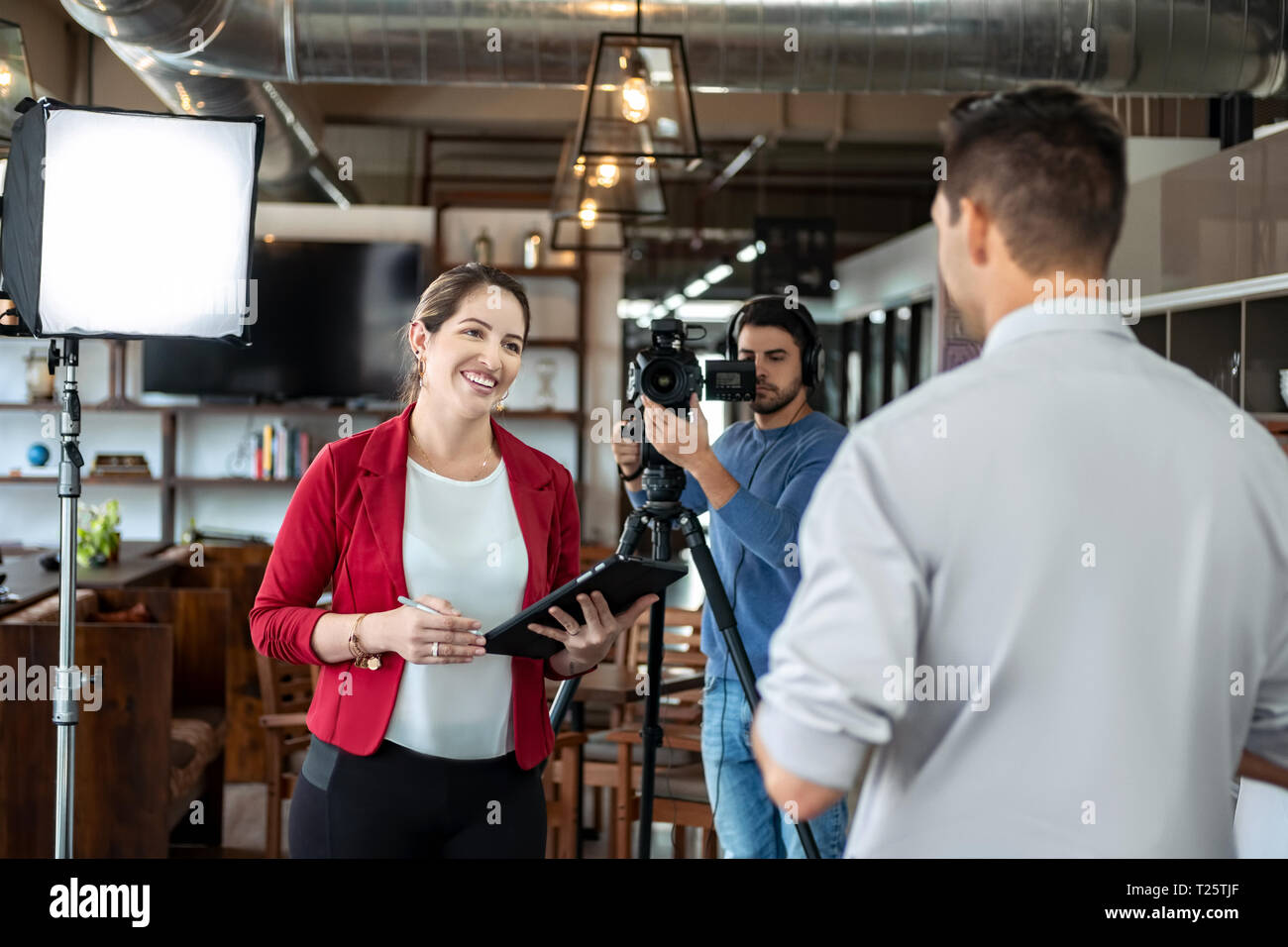 Female journalist hi-res stock photography and images - Alamy