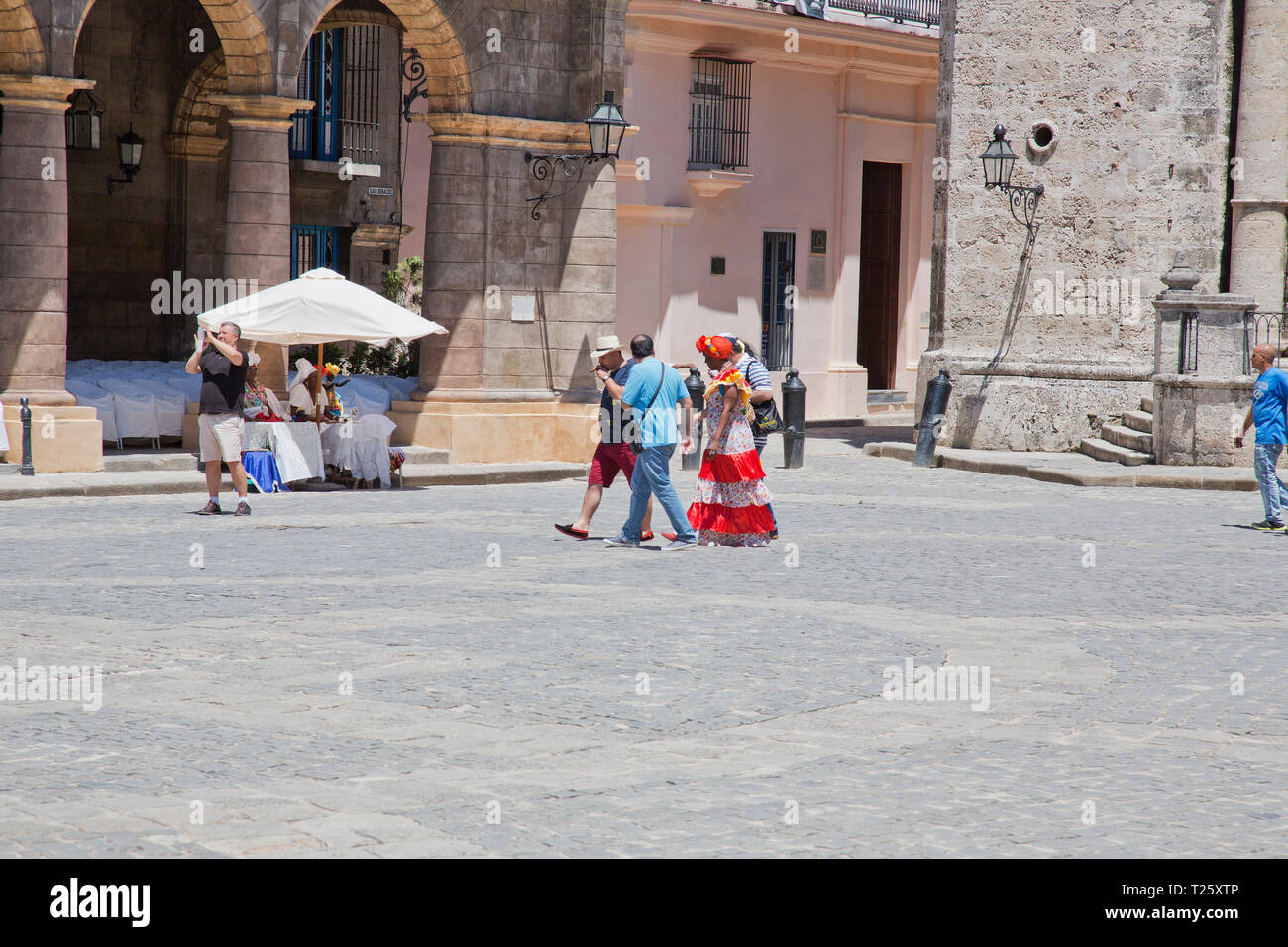 Havana street scene hi-res stock photography and images - Alamy
