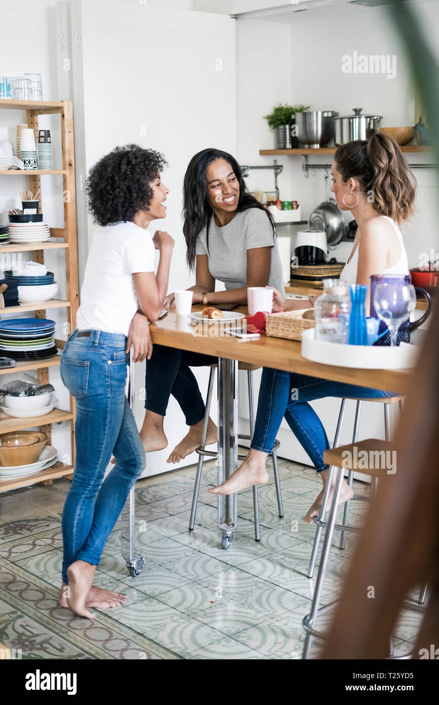 Women socializing hi-res stock photography and images - Alamy
