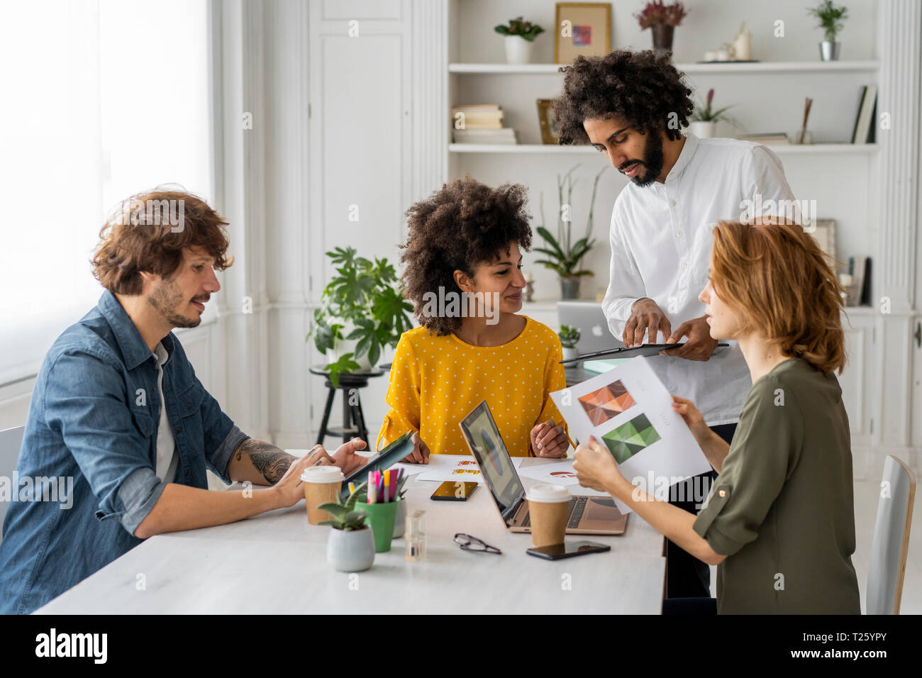 Cowrking hi-res stock photography and images - Alamy