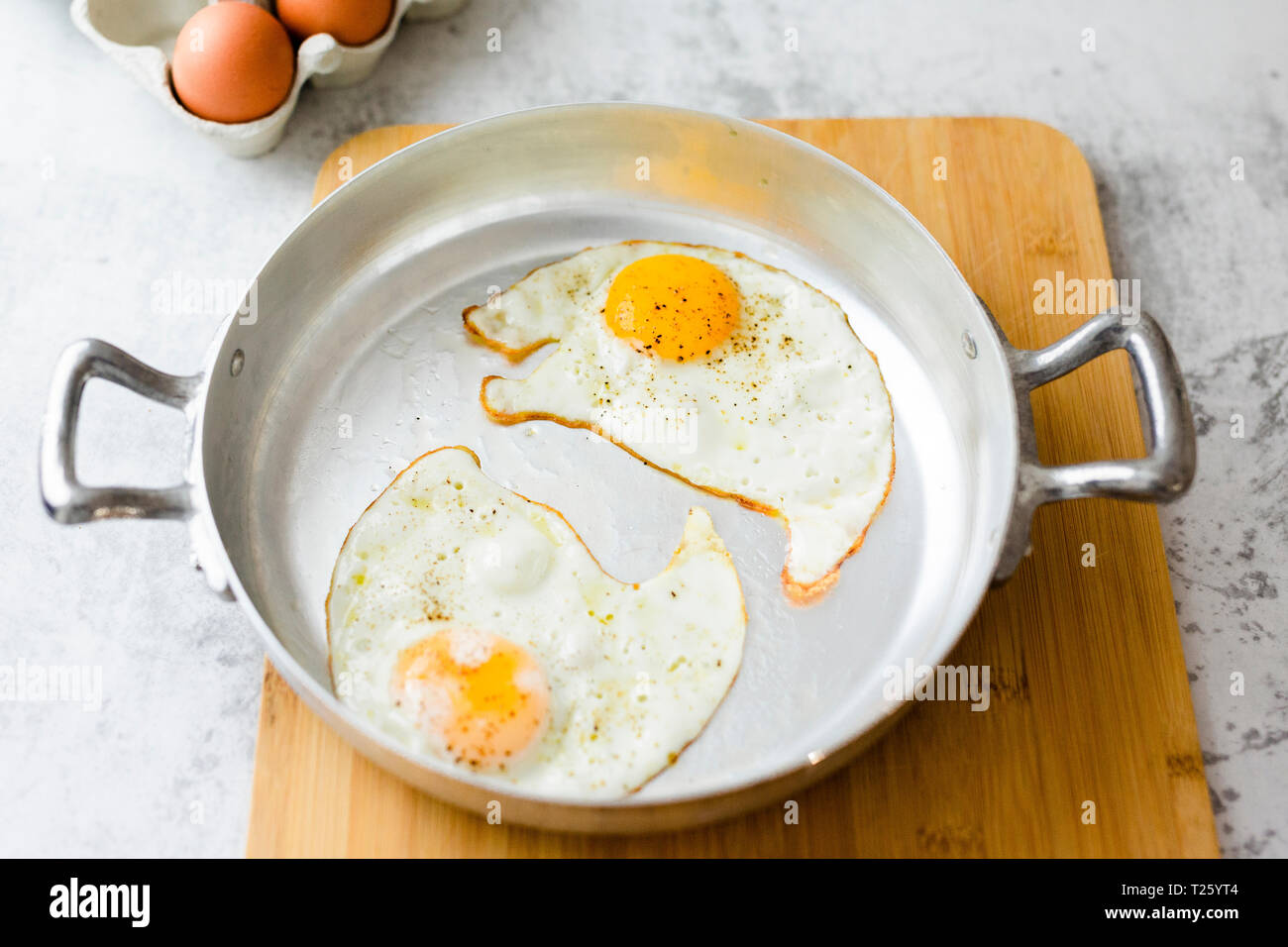 Two fried eggs hi-res stock photography and images - Alamy