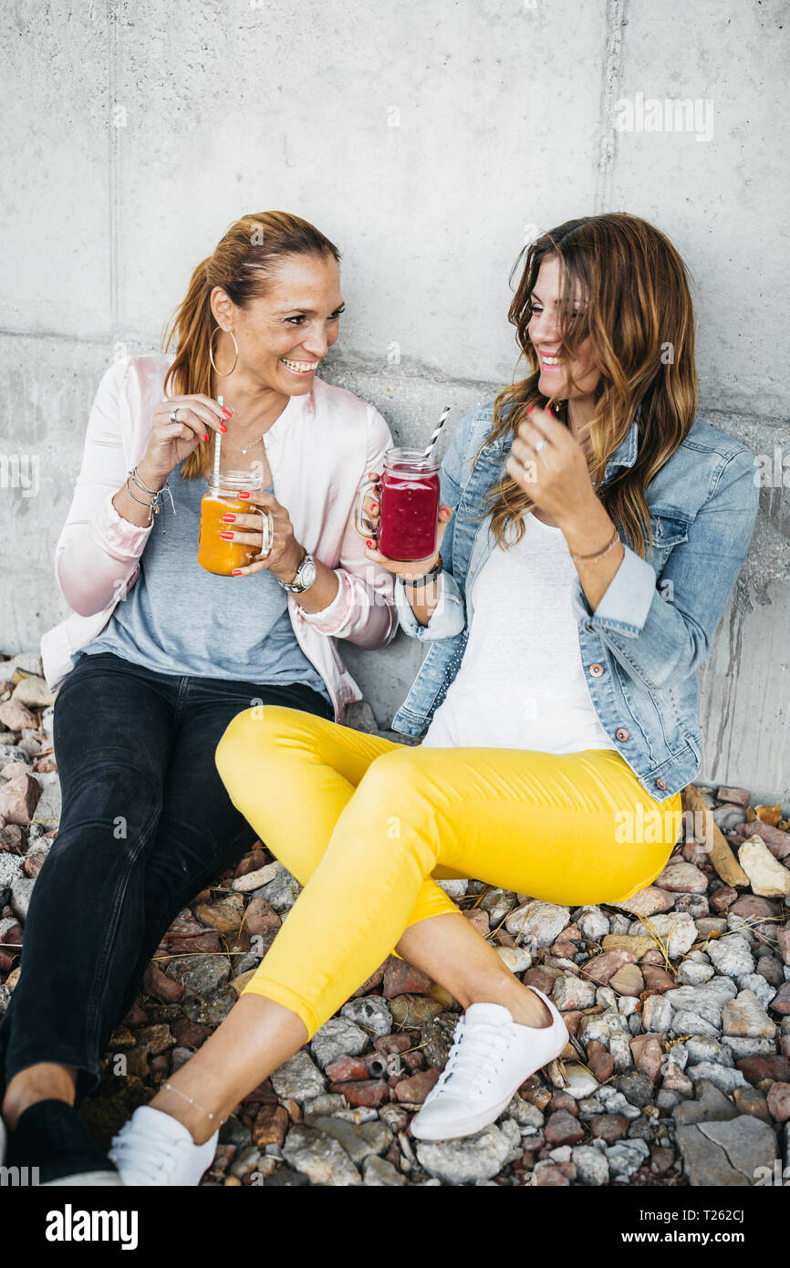 Friends drinking having fun hi-res stock photography and images - Alamy