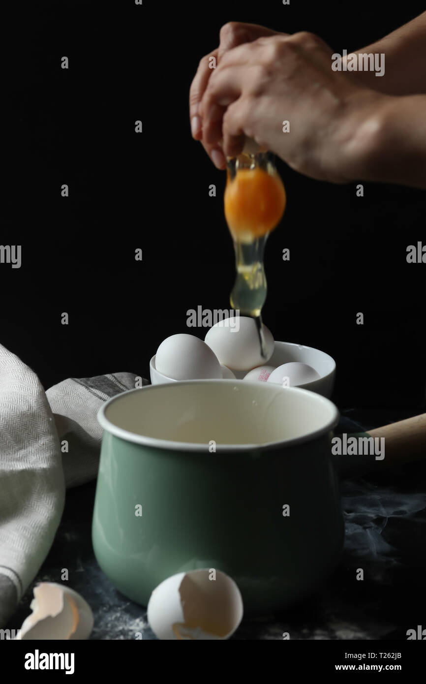 Hands cracking egg hi-res stock photography and images - Alamy