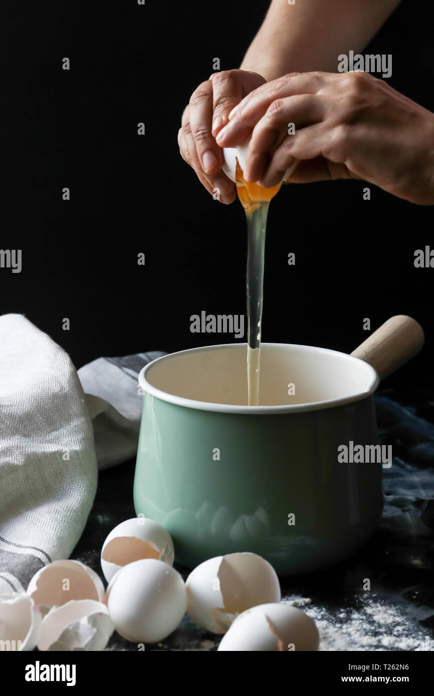 Hands cracking egg hi-res stock photography and images - Alamy