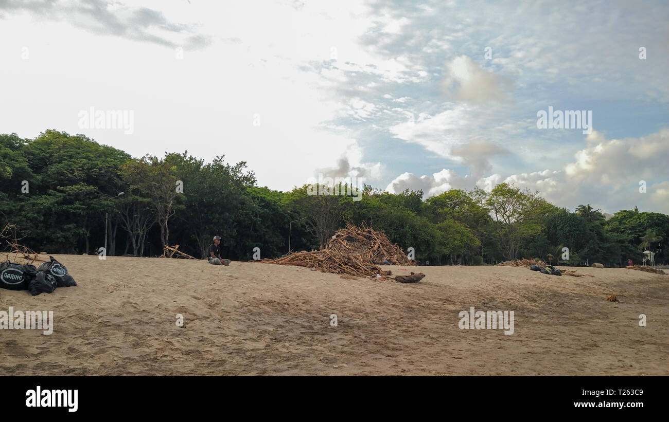 Kuta beach bali garbage hi-res stock photography and images - Alamy