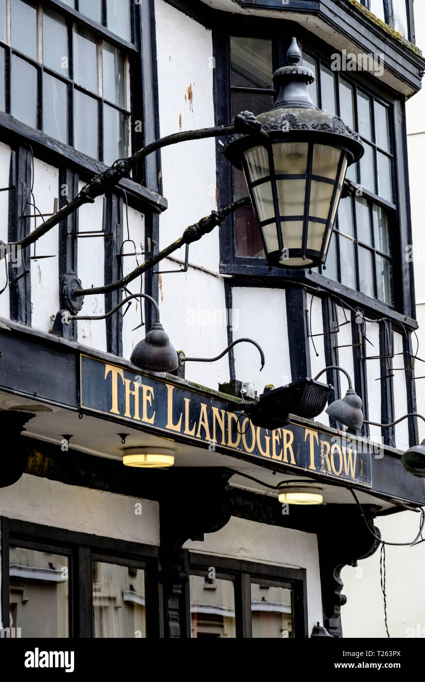 The famous Llandoger Trow Pub in Bristol Stock Photo - Alamy