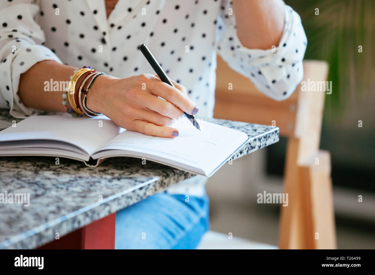 Woman writing hi-res stock photography and images - Alamy