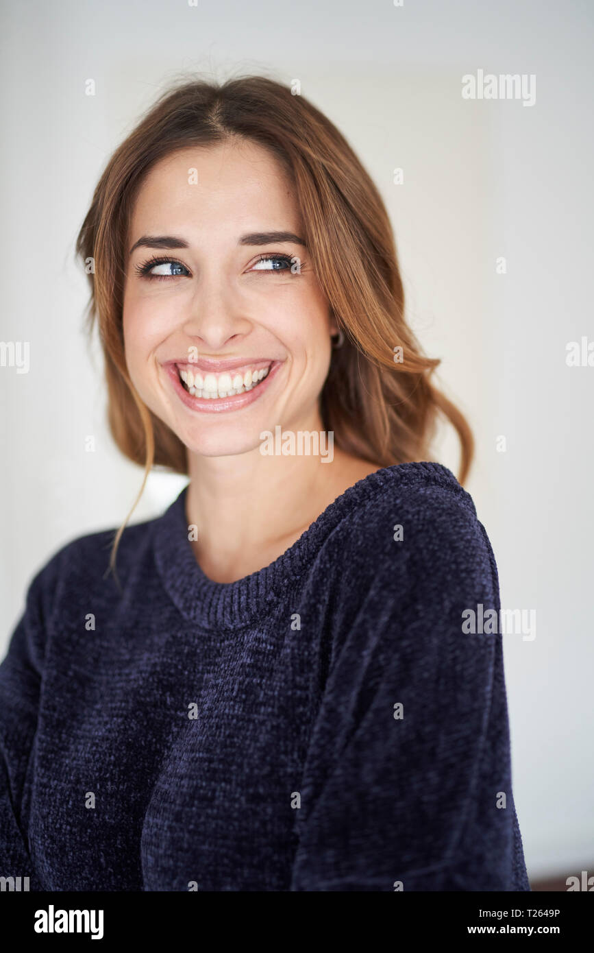 Woman looking sideways hi-res stock photography and images - Alamy