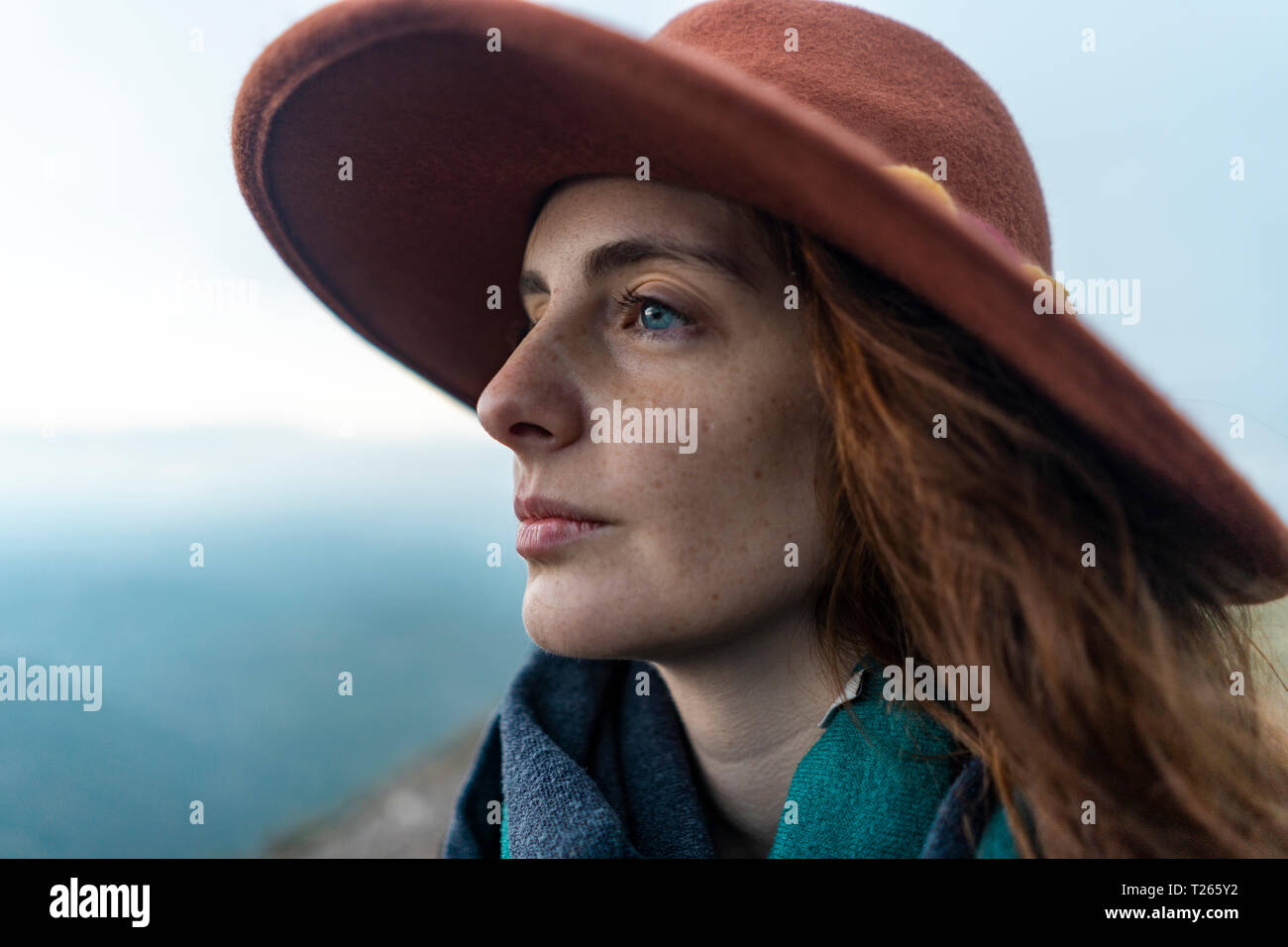 Woman wearing red hat hi-res stock photography and images - Alamy