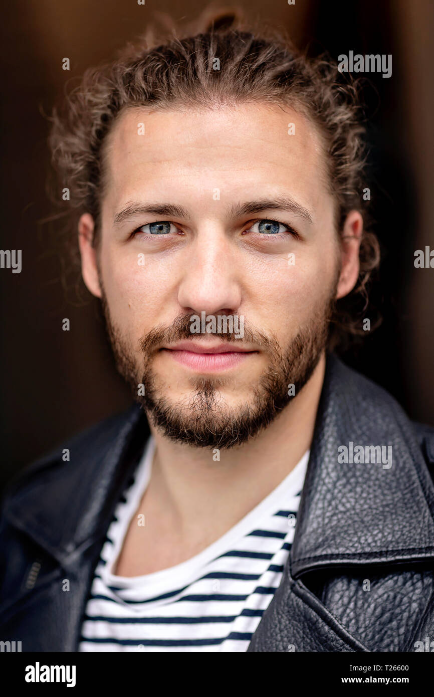 Man bun hi-res stock photography and images - Alamy
