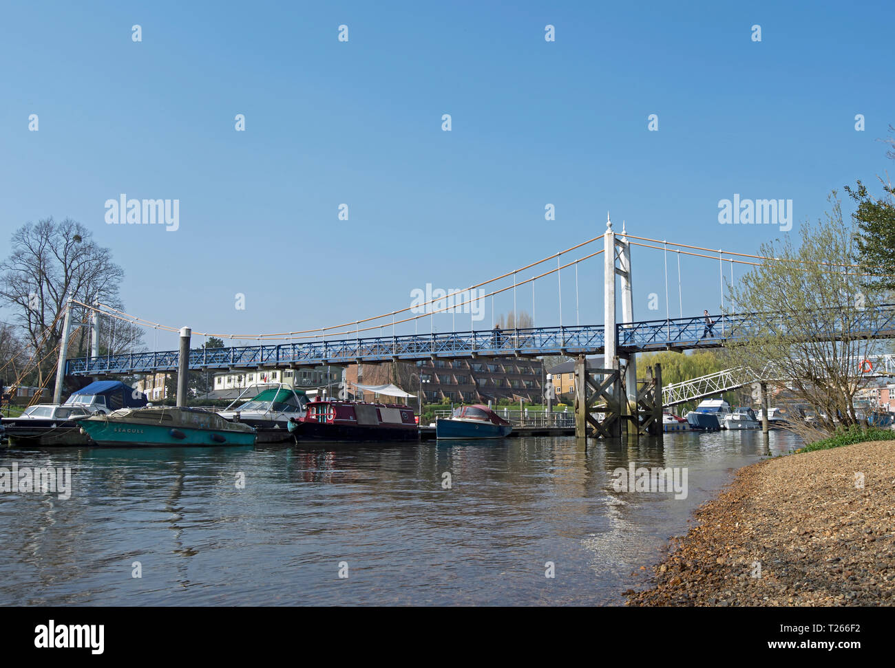 Teddington lock footbridge hi-res stock photography and images - Alamy