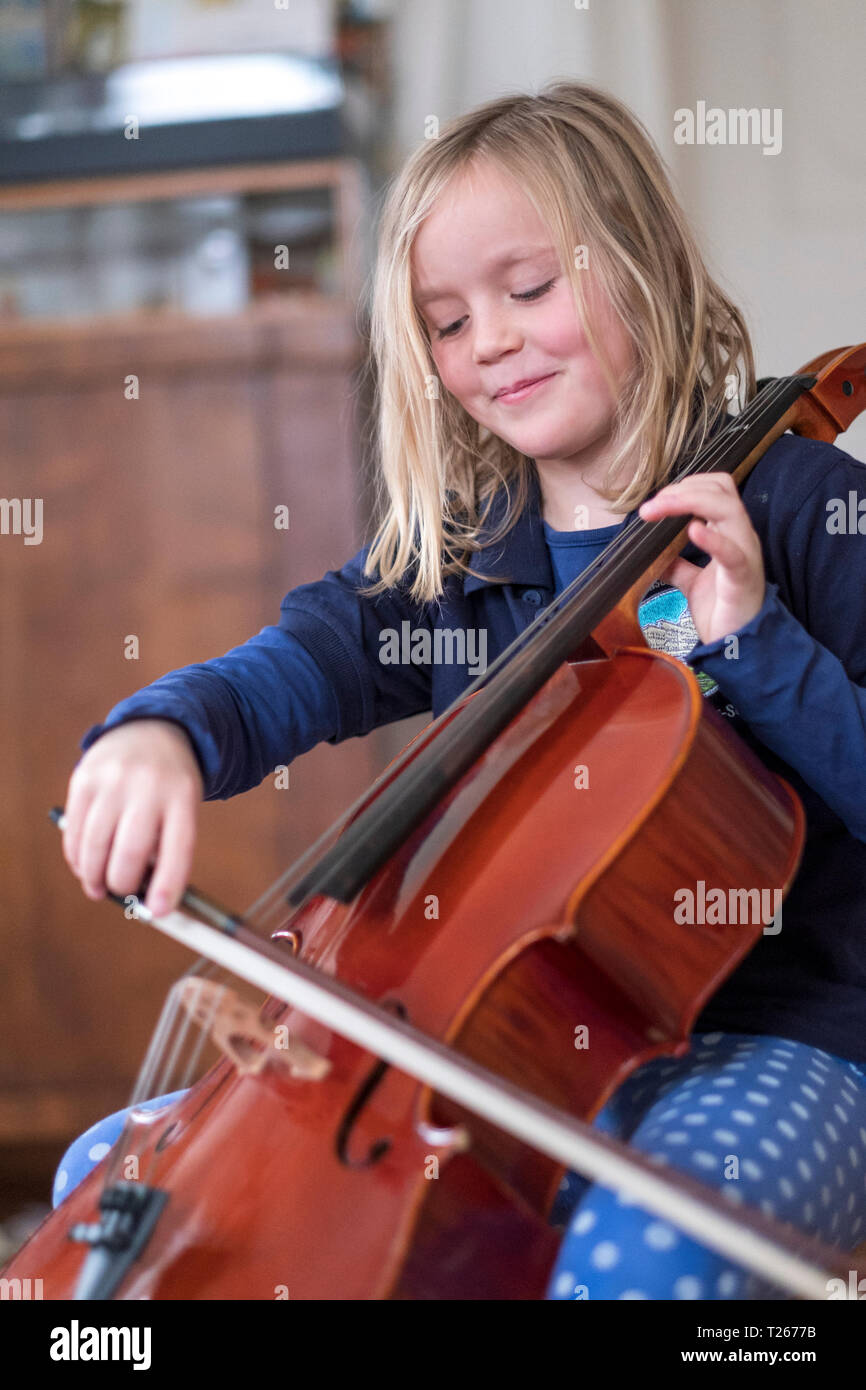 Playing cello hi-res stock photography and images - Alamy