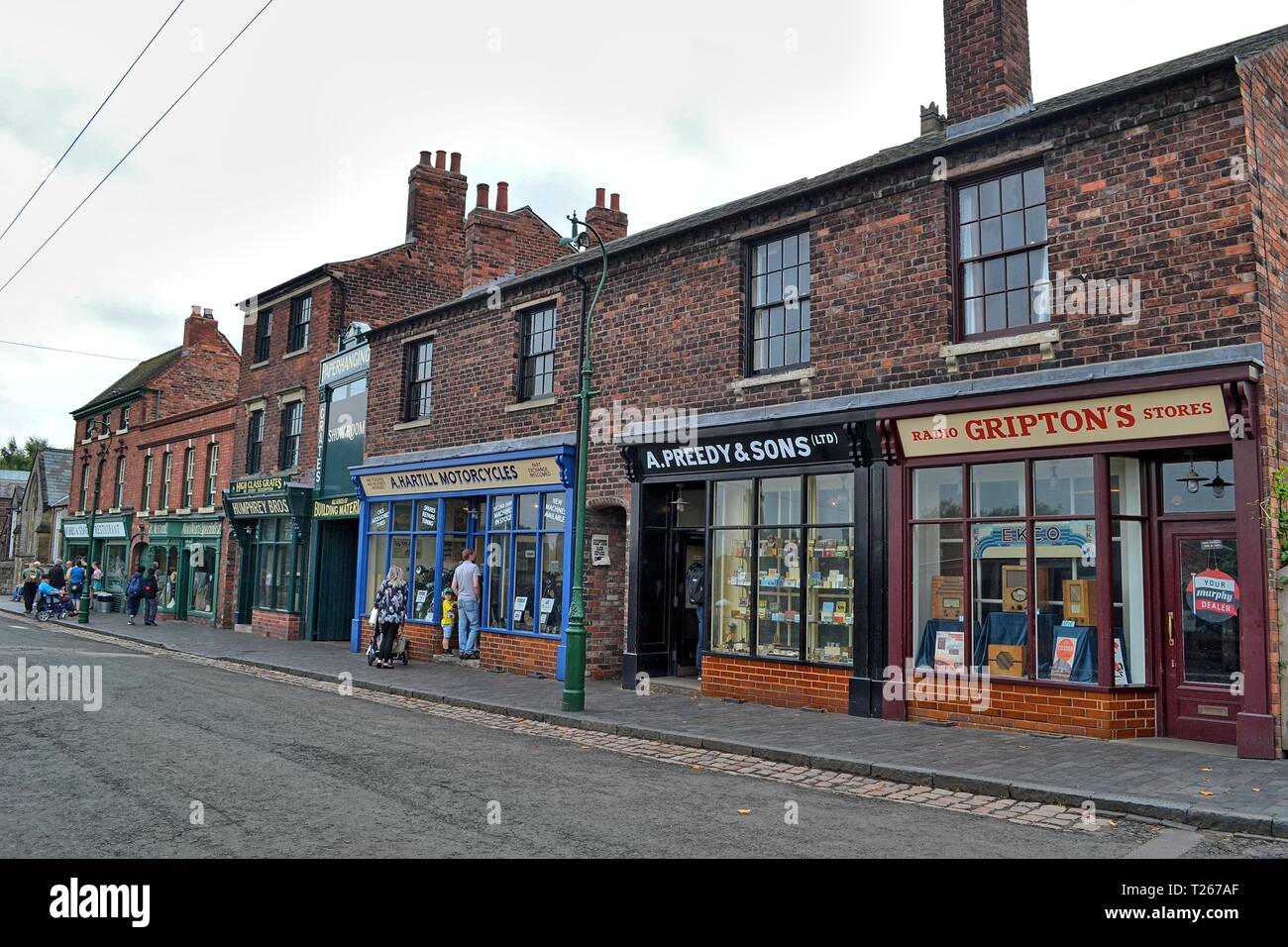 Street scene 1930s hi-res stock photography and images - Alamy
