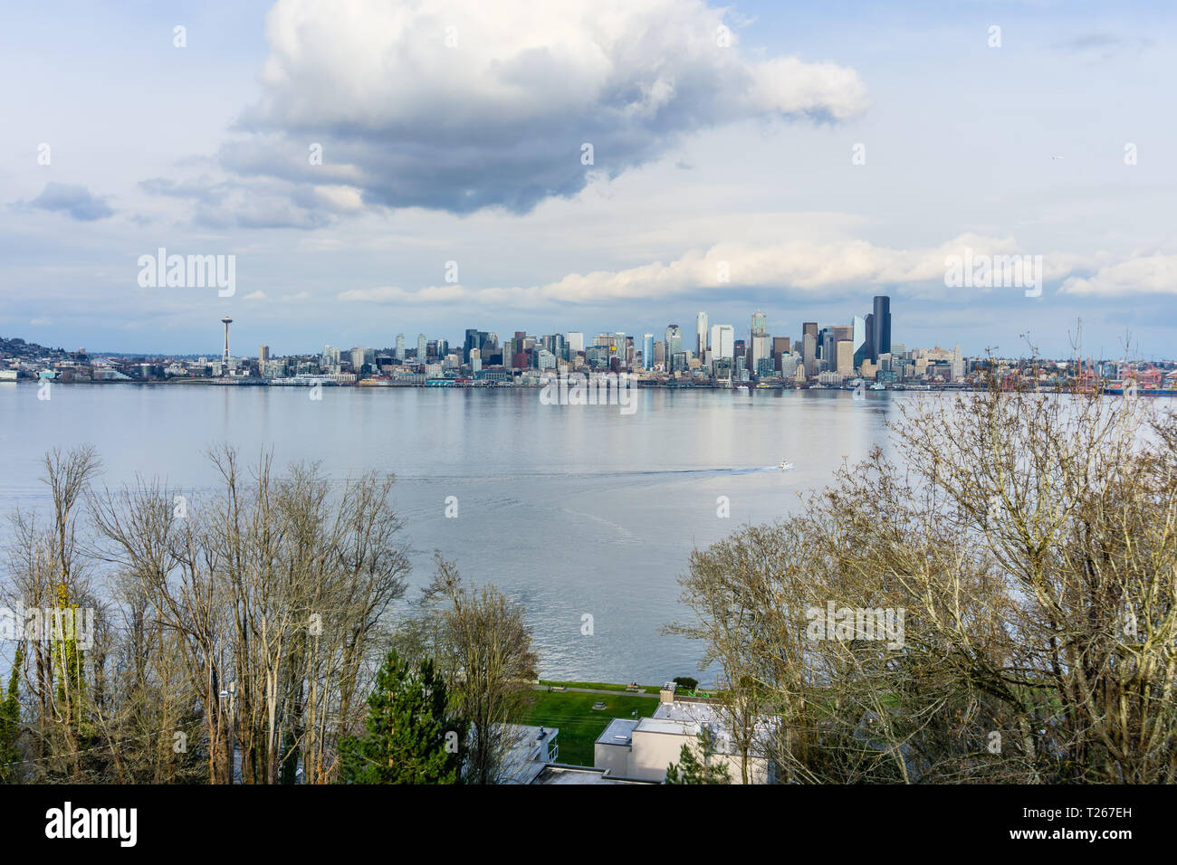 Clouds hover over the Seattle skyline Stock Photo - Alamy