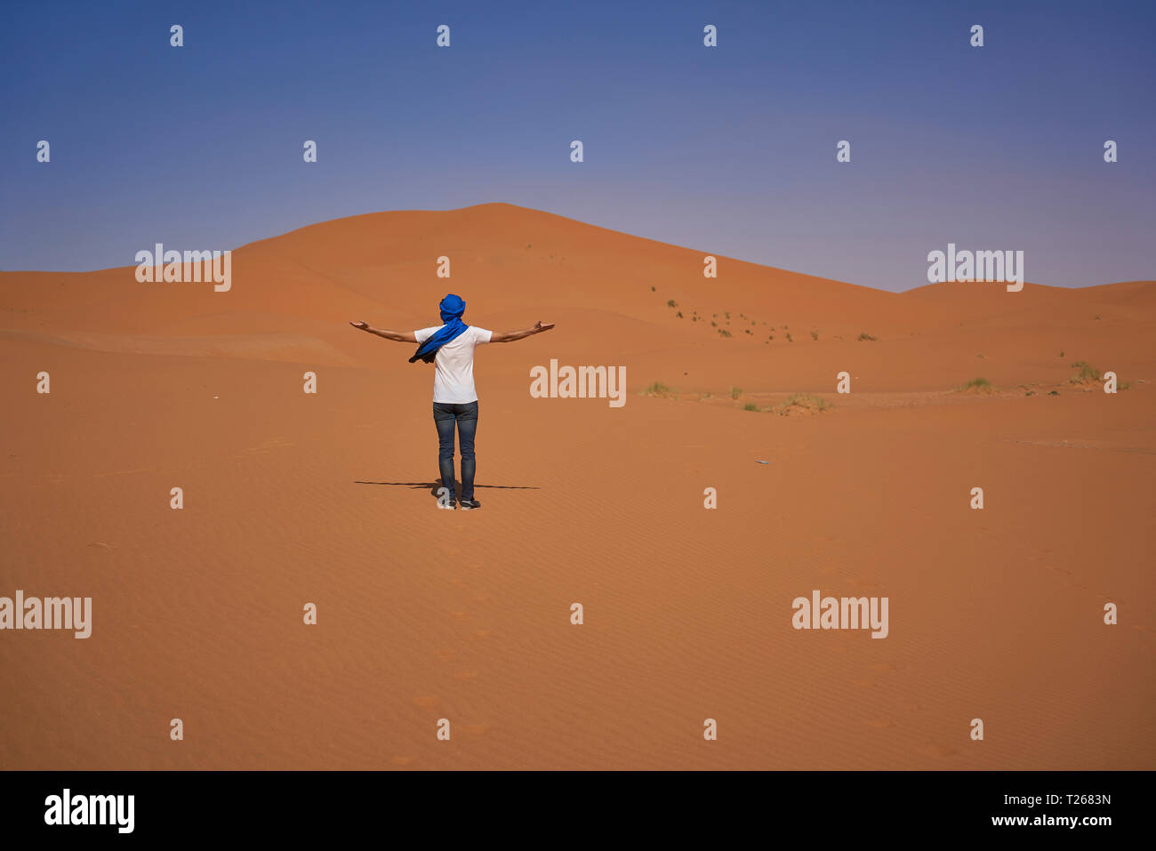 Back man standing desert dune hi-res stock photography and images - Alamy