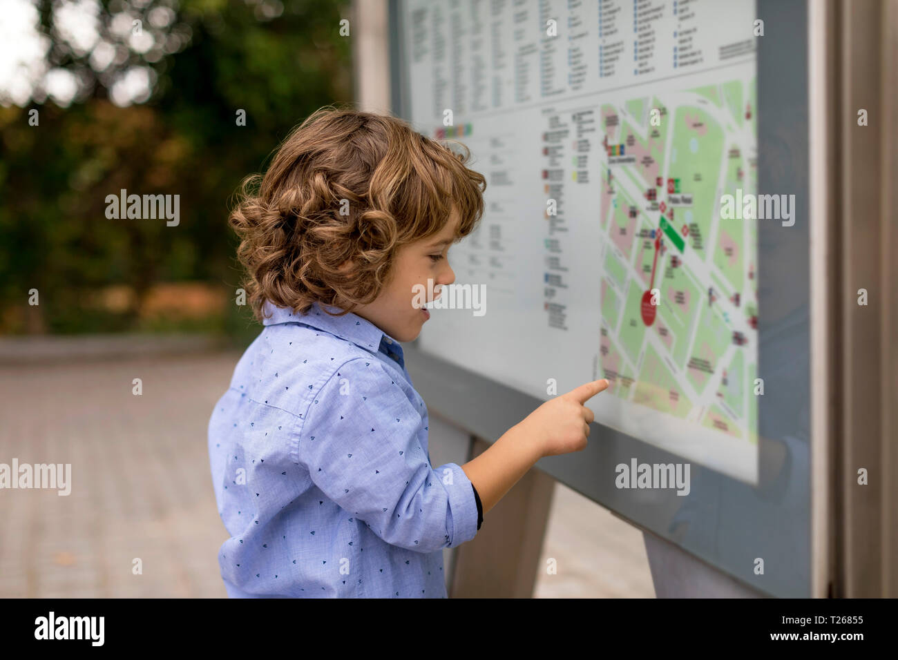 Boy looking at map hi-res stock photography and images - Alamy