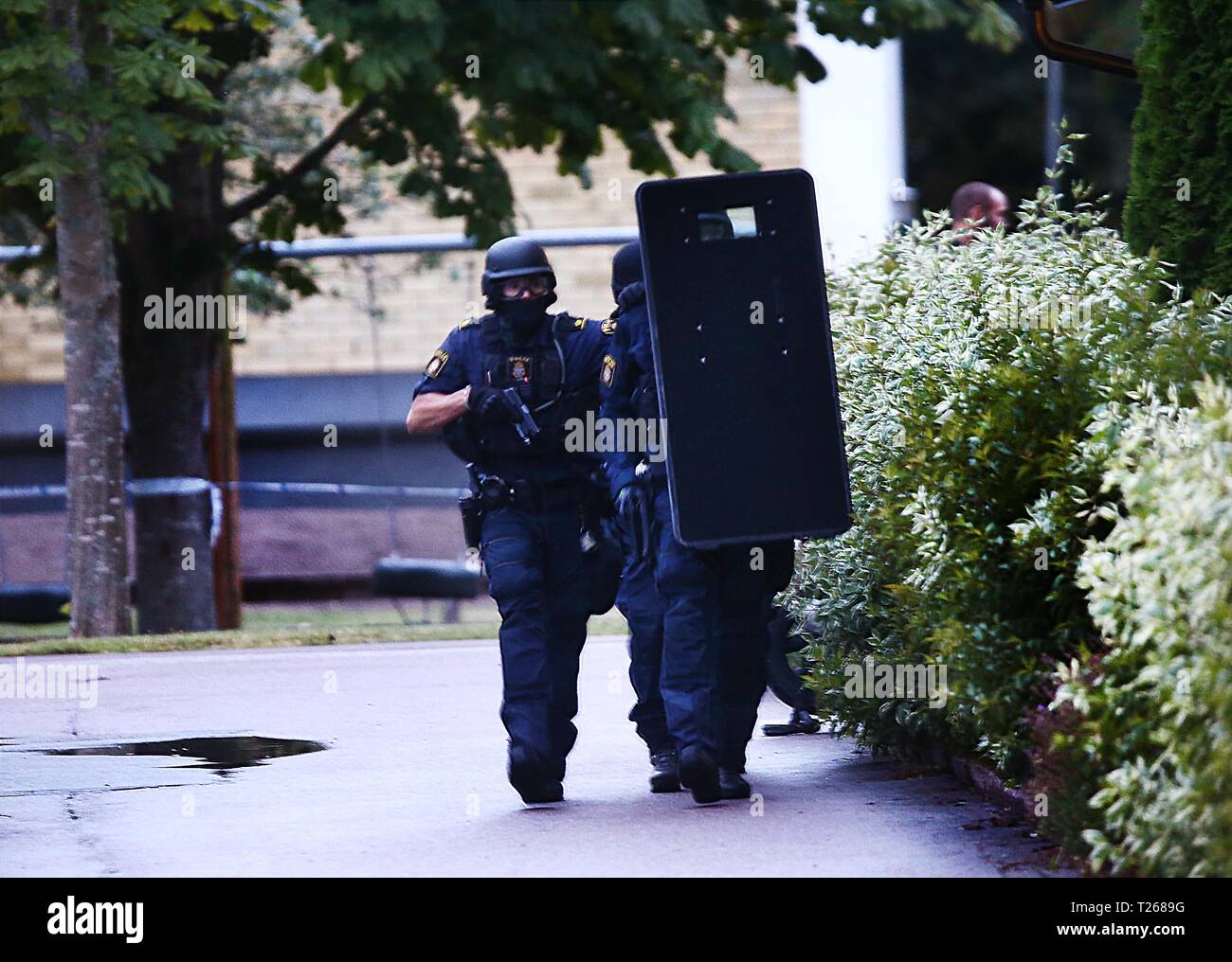 Heavily armed police at a crime scene Stock Photo - Alamy