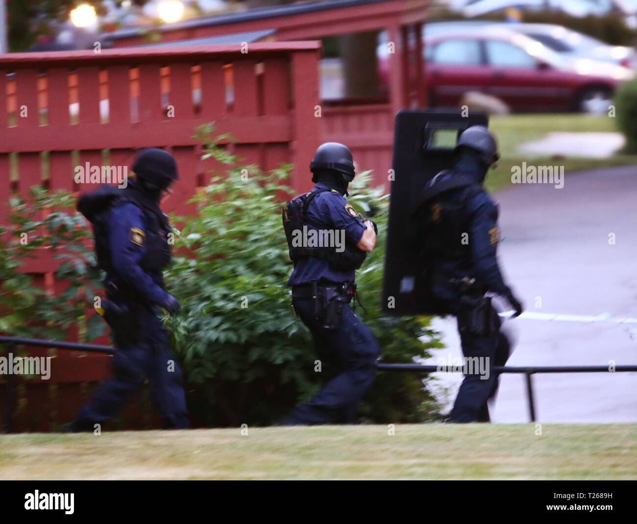 Heavily armed police at a crime scene Stock Photo - Alamy
