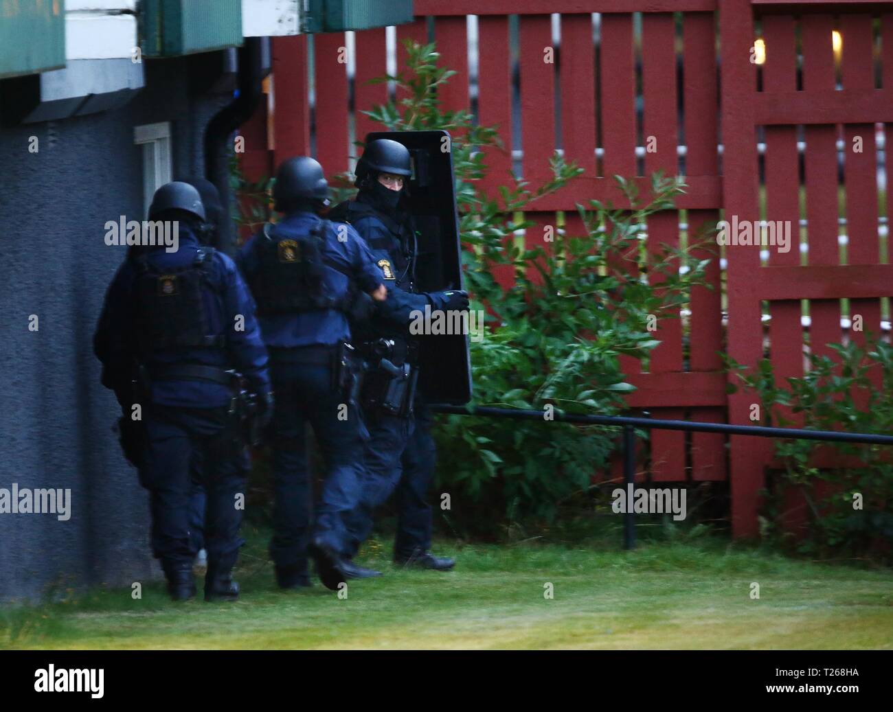 Heavily armed police at a crime scene Stock Photo - Alamy