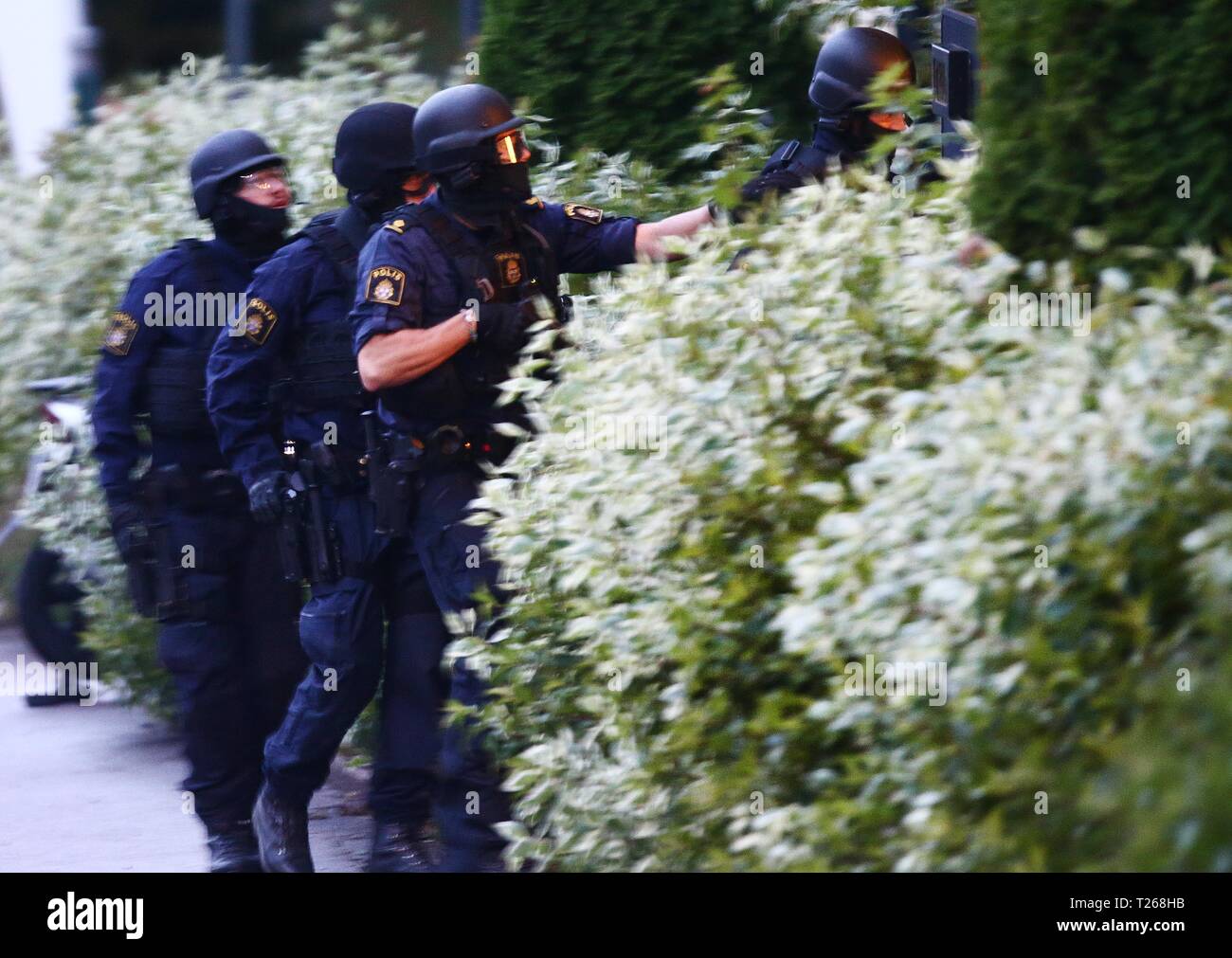 Heavily armed police at a crime scene Stock Photo - Alamy