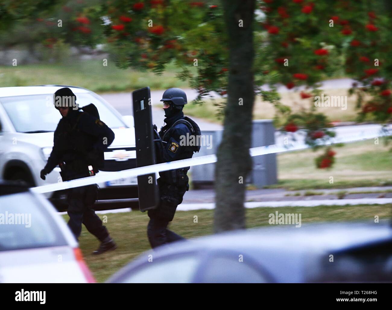 Heavily armed police at a crime scene Stock Photo - Alamy