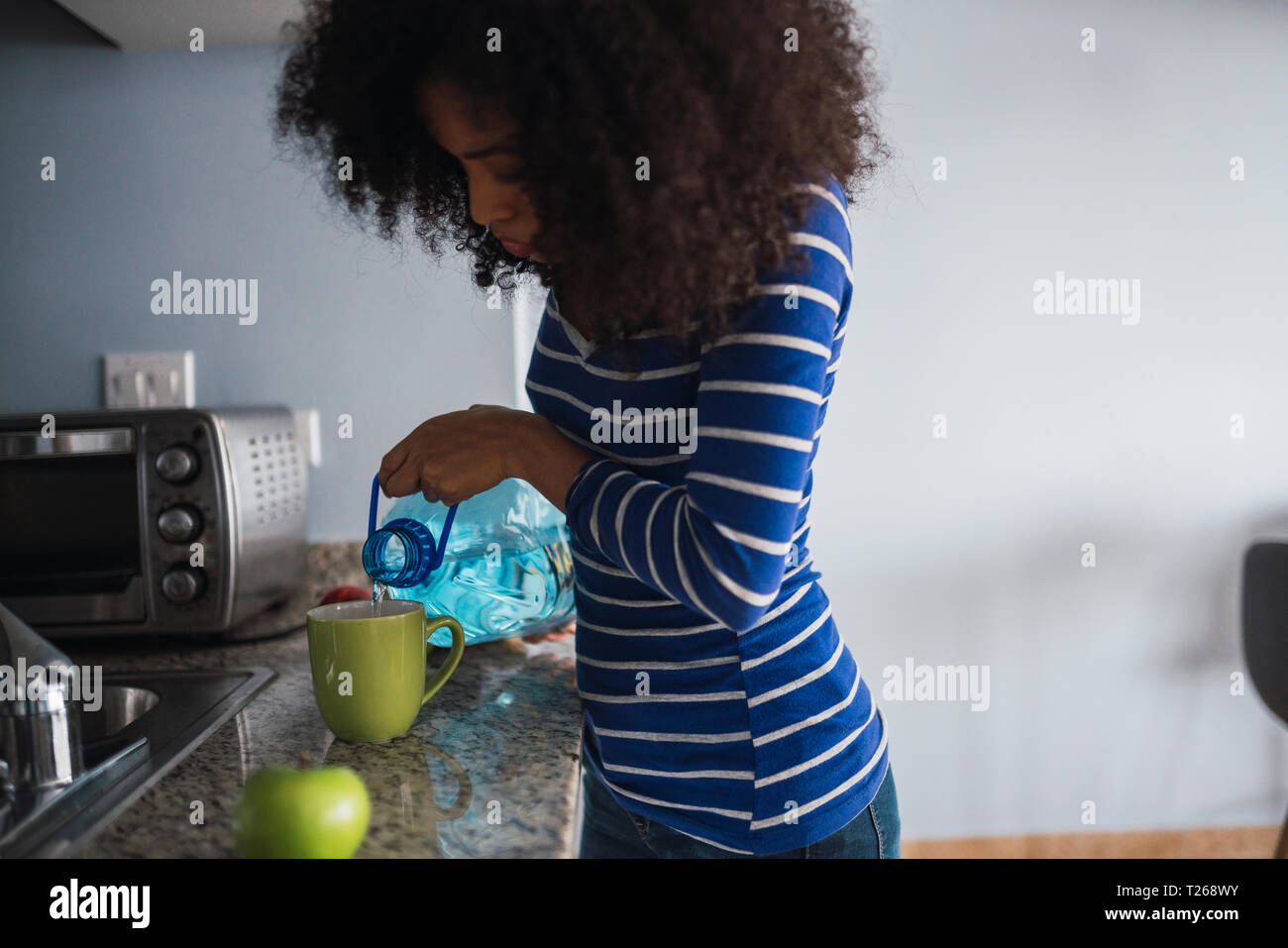 Pouring water in to mug hi-res stock photography and images - Alamy