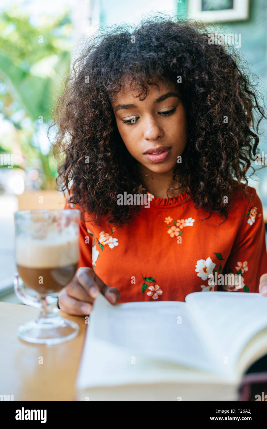 Woman book coffee shop hi-res stock photography and images - Alamy