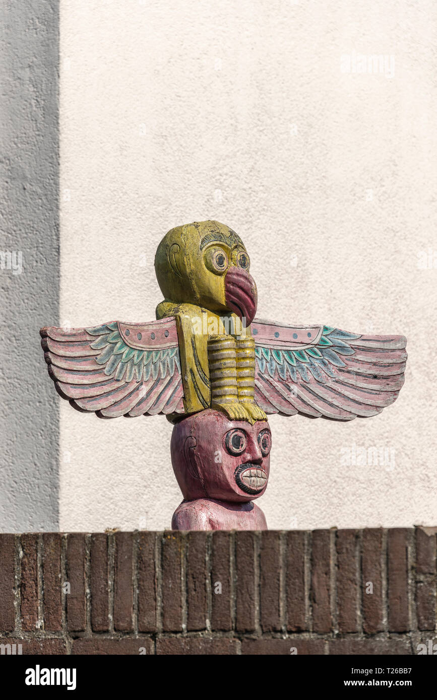 Native american sculpture hi-res stock photography and images - Alamy