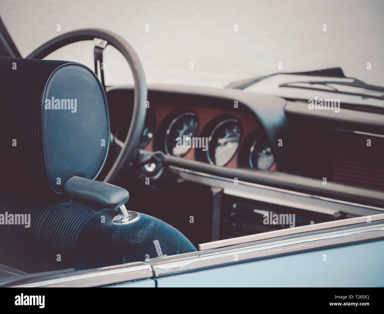 Close up image of an classic oldtimer car cockpit Stock Photo - Alamy