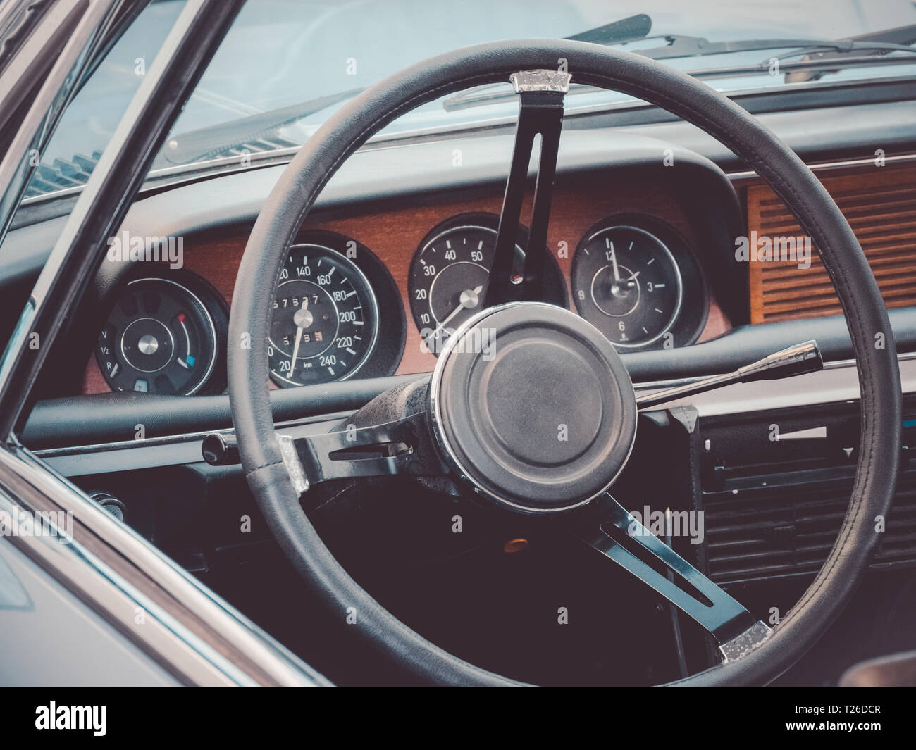 Close up image of an classic oldtimer car cockpit Stock Photo - Alamy