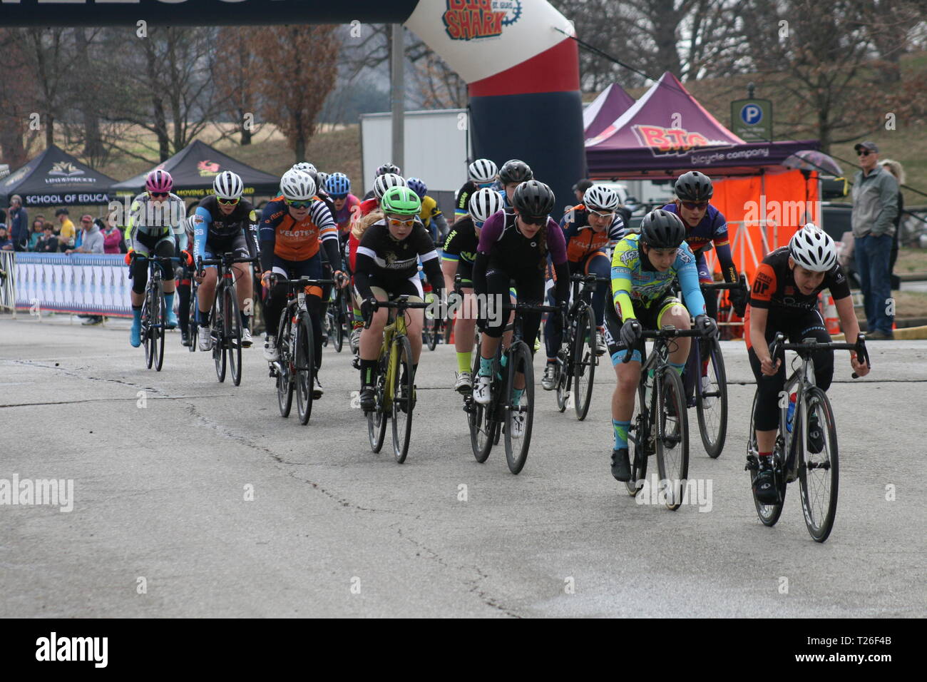 Womens cycling finish line hi-res stock photography and images - Alamy